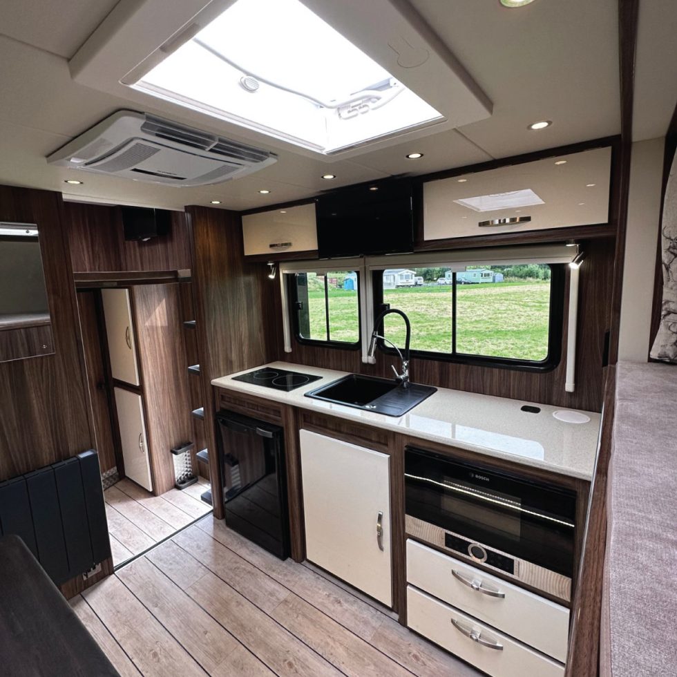 Hunter Signature Luxe 2 Horse (7.2t) | Hunter Horse Boxes